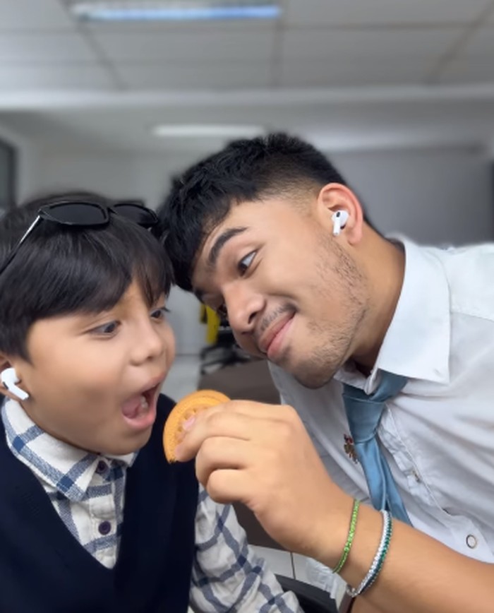 Saaih Halilintar Borong Makanan hingga Lahap Makan Durian