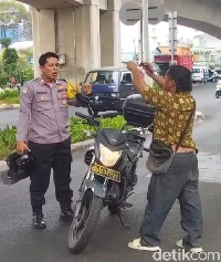 Aksi Heroik Bhabinkamtibmas Aiptu Agus Amankan Pria Bersajam di Jaktim