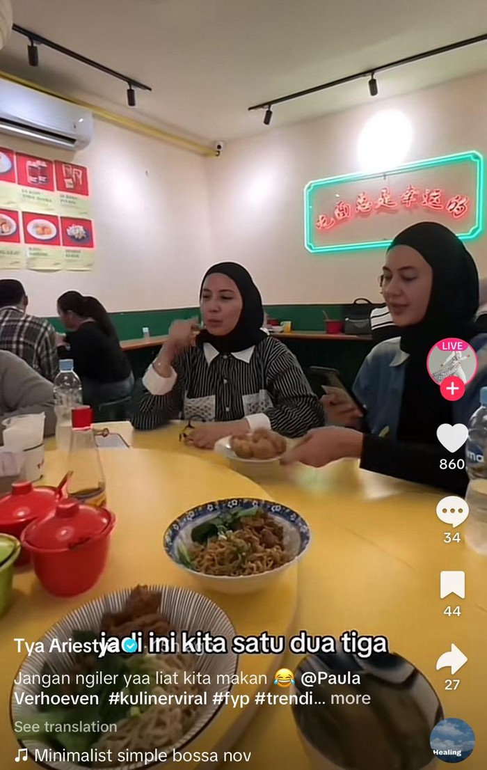 Jadi Anak Jaksel! Tya Ariestya dan Paula Verhoeven Kulineran di Blok M