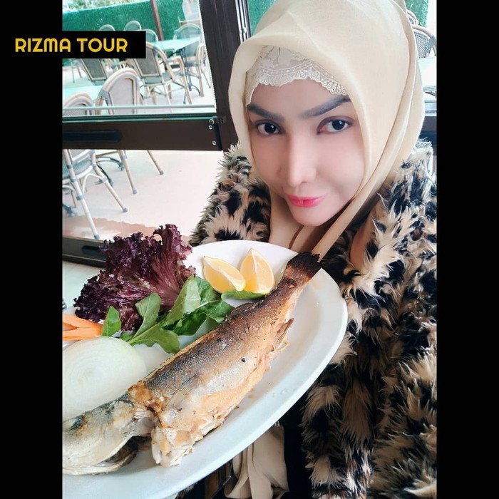 Gaya Nyentrik Roro Fitria saat Kulineran di Turki