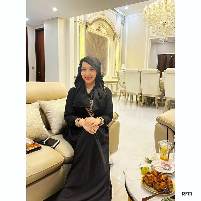 Gaya Nyentrik Roro Fitria saat Kulineran di Turki