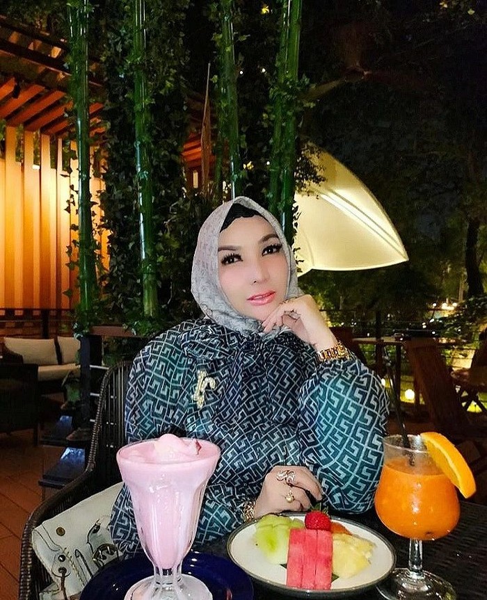 Gaya Nyentrik Roro Fitria saat Kulineran di Turki