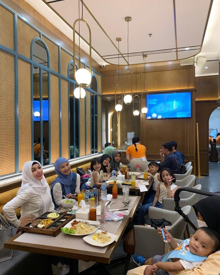 Gaya Nyentrik Roro Fitria saat Kulineran di Turki
