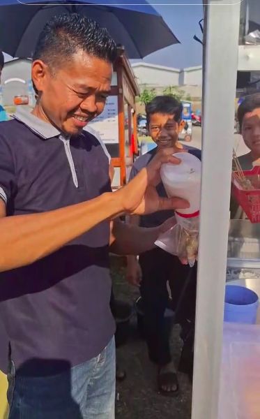 Viral! Penjual Jajanan Teci Mirip Mantan Pesepak Bola Bambang Pamungkas Viral! Penjual Jajanan Teci Mirip Mantan Pesepak Bola Bambang Pamungkas