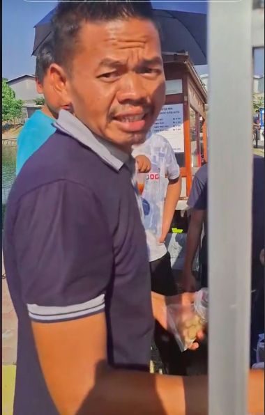 Viral! Penjual Jajanan Teci Mirip Mantan Pesepak Bola Bambang Pamungkas Viral! Penjual Jajanan Teci Mirip Mantan Pesepak Bola Bambang Pamungkas