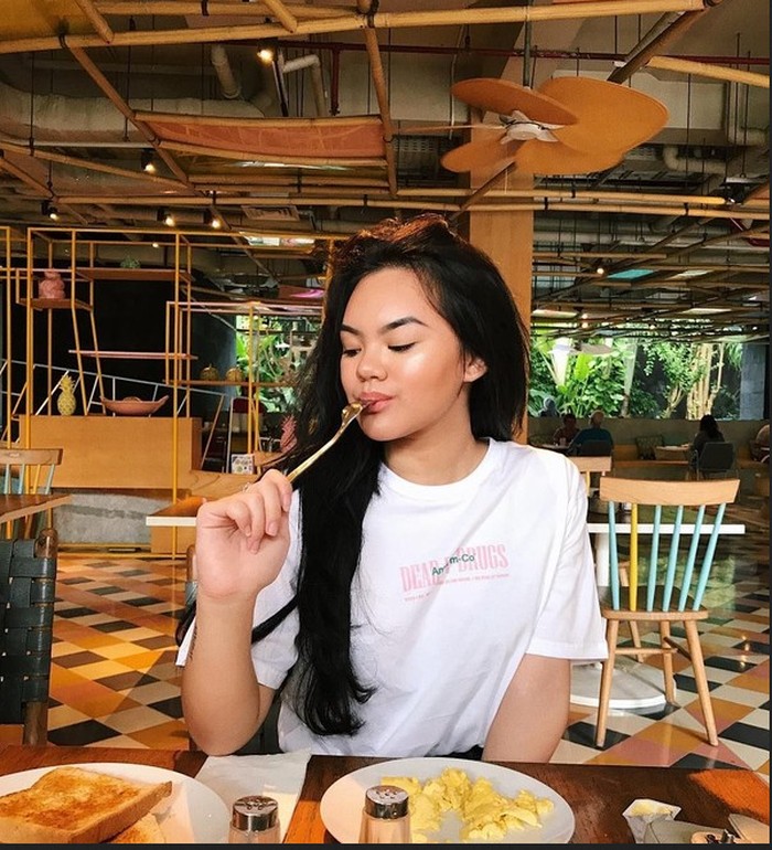 Makin Cantik, Begini Gaya Shafa Harris Saat Ngopi dan Minum Air Kelapa
