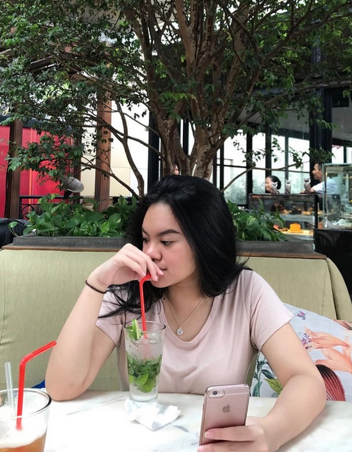 Makin Cantik, Begini Gaya Shafa Harris Saat Ngopi dan Minum Air Kelapa