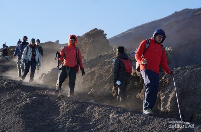 Kenalan dengan Letter E, Jalur Puncak Rinjani yang Bikin Nyerah