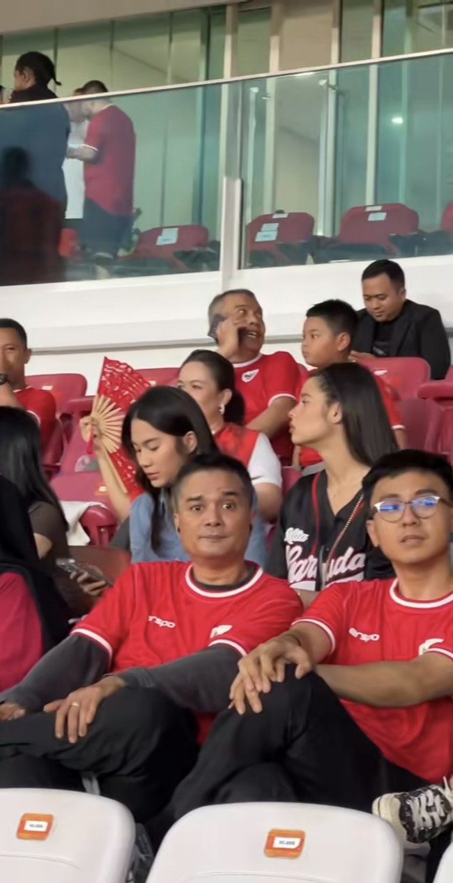 8 Foto Azizah Salsha Nonton Laga Indonesia vs Australia, Dukung Pratama ...
