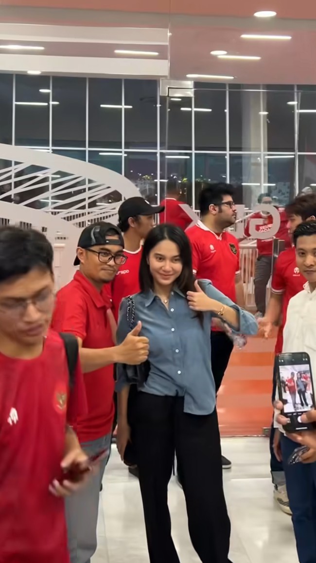 8 Foto Azizah Salsha Nonton Laga Indonesia vs Australia, Dukung Pratama ...