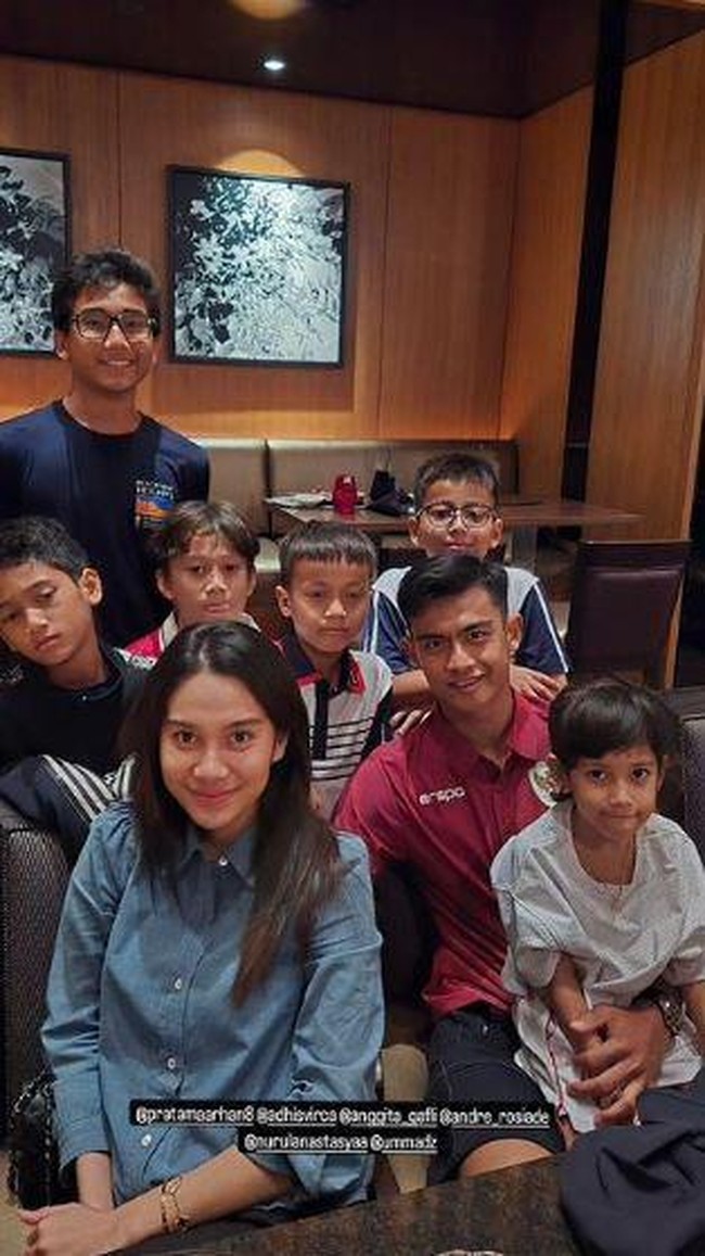 8 Foto Azizah Salsha Nonton Laga Indonesia vs Australia, Dukung Pratama ...