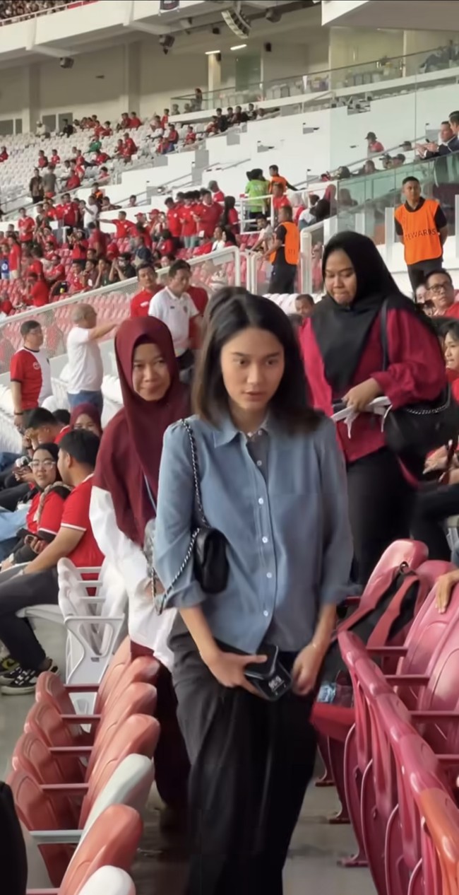 8 Foto Azizah Salsha Nonton Laga Indonesia vs Australia, Dukung Pratama ...