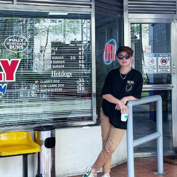 Gaya Skena Baim Alkatiri Hangout di Kafe hingga Jualan Sego Babat