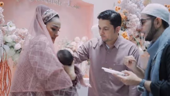 7 Foto Andrew Andika & Tengku Dewi di Aqiqah Anak, Dulu Selingkuh Kini Akur