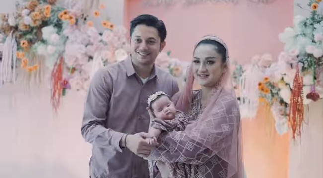 7 Foto Andrew Andika & Tengku Dewi di Aqiqah Anak, Dulu Selingkuh Kini Akur 7 Foto Andrew Andika & Tengku Dewi di Aqiqah Anak, Dulu Selingkuh Kini Akur