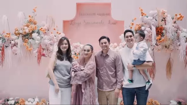 7 Foto Andrew Andika & Tengku Dewi di Aqiqah Anak, Dulu Selingkuh Kini Akur 7 Foto Andrew Andika & Tengku Dewi di Aqiqah Anak, Dulu Selingkuh Kini Akur