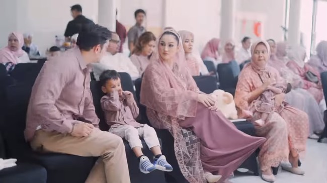 7 Foto Andrew Andika & Tengku Dewi di Aqiqah Anak, Dulu Selingkuh Kini Akur