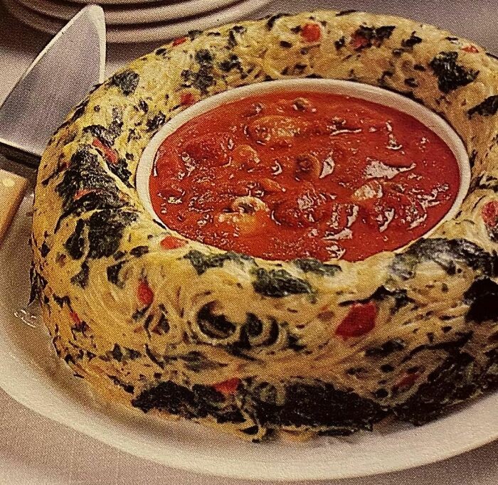 10 Kue Bentuk Aneh Ini Ada di Dalam Buku Resep Jadul