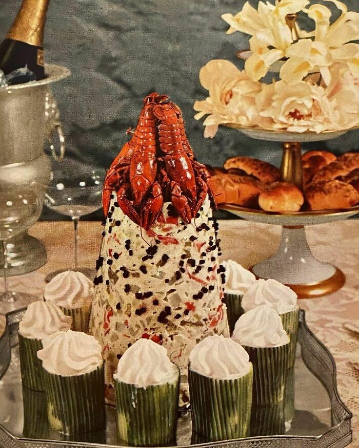 10 Kue Bentuk Aneh Ini Ada di Dalam Buku Resep Jadul