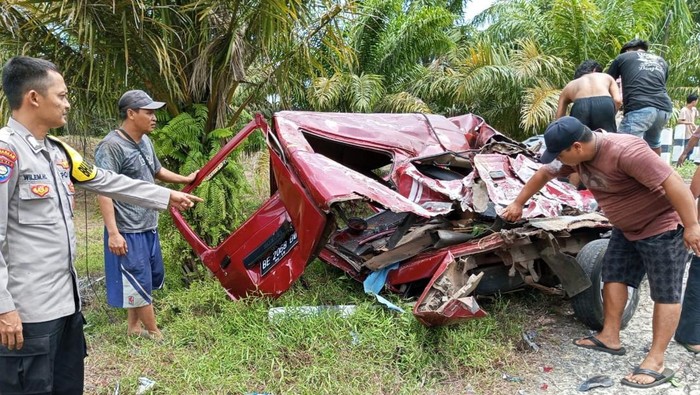 2 Korban Tewas Fuso Timpa Minibus di Lampung Ternyata Ibu dan Anak 2 Korban Tewas Fuso Timpa Minibus di Lampung Ternyata Ibu dan Anak
