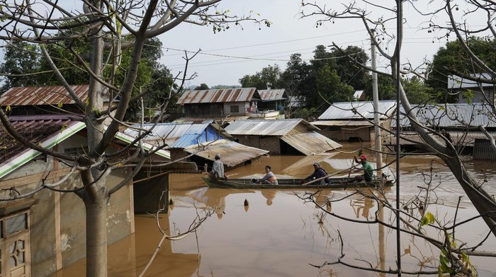 Penampakan Banjir Parah Terjang Myanmar Penampakan Banjir Parah Terjang Myanmar