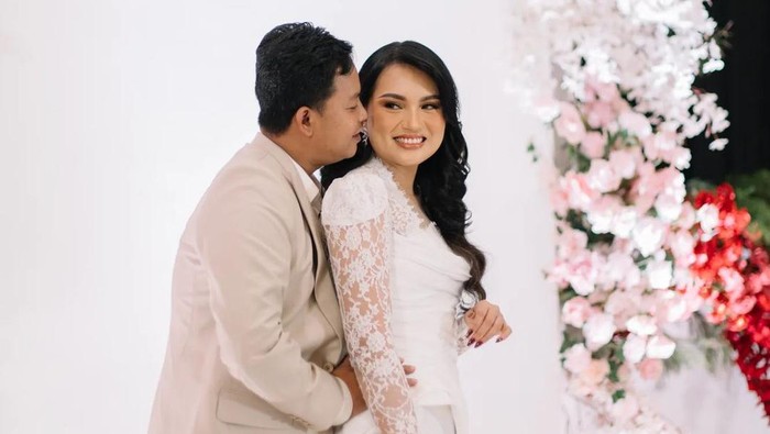 Dustin Tiffani dan Ditha Rizky Amalia Semringah di Resepsi Keempat ...