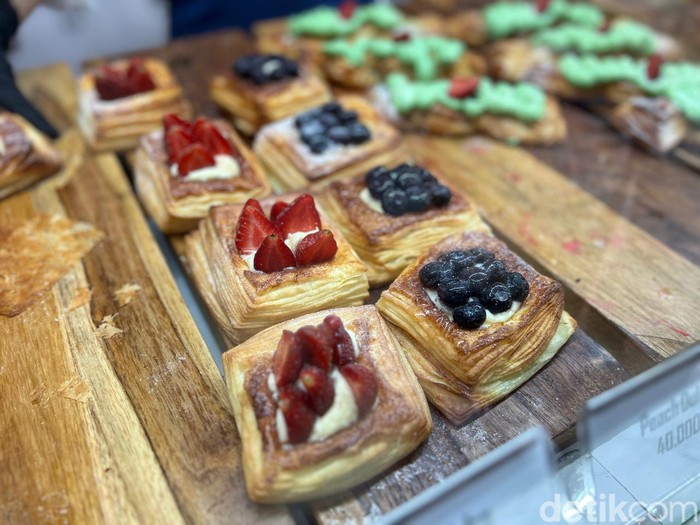 Pastry Topping Buah Segar di Bakery Blok M Ini Lagi Ramai Diantre