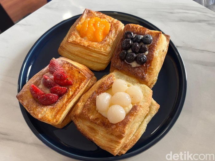 Pastry Topping Buah Segar di Bakery Blok M Ini Lagi Ramai Diantre