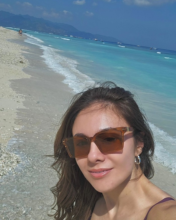 Foto: Cantiknya Wulan Guritno Saat Liburan di Gili Meno