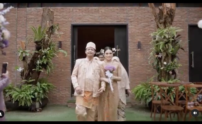 8 Foto Pernikahan Dustin Tiffani & Ditha Rizky, Gelar Resepsi Hingga 4 Kali