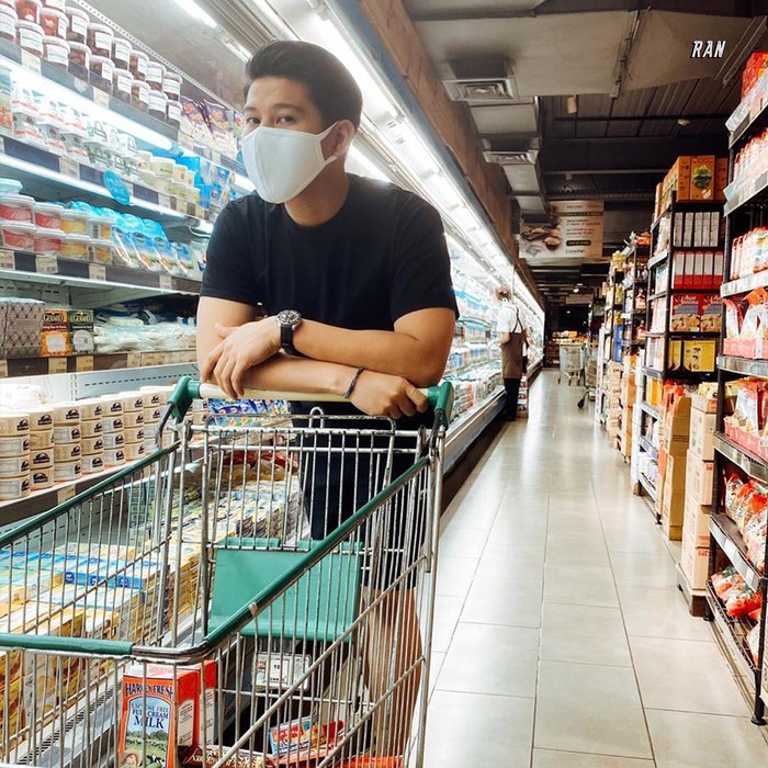 Potret Nino RAN Makan Kue hingga Kulineran di Jepang