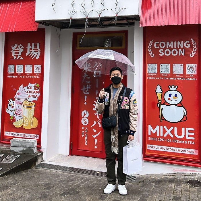 Potret Nino RAN Makan Kue hingga Kulineran di Jepang