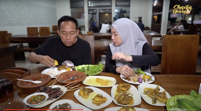 Potret Denny Cagur Kulineran Seru Bareng Istri dan Sahabat