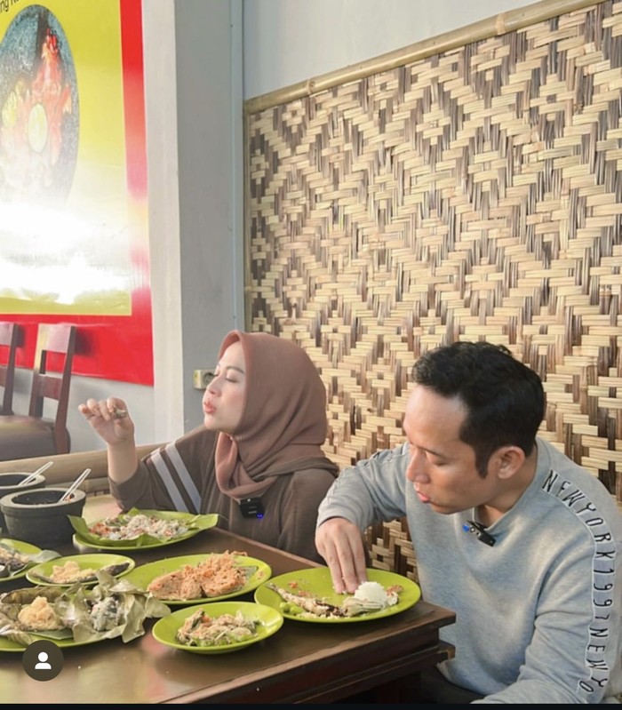 Potret Denny Cagur Kulineran Seru Bareng Istri dan Sahabat