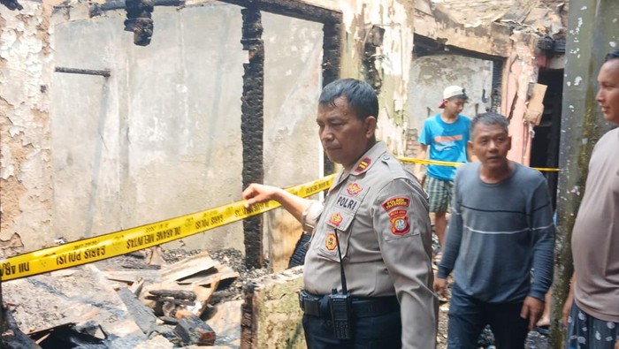 Penampakan Rumah Terbakar di Pulogadung yang Tewaskan 3 Balita Penampakan Rumah Terbakar di Pulogadung yang Tewaskan 3 Balita