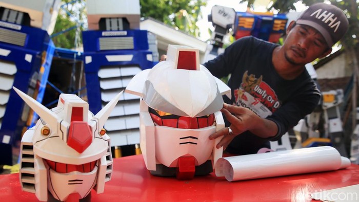Aksi Kreatif Bikin Robot Gundam Raksasa Terkenal