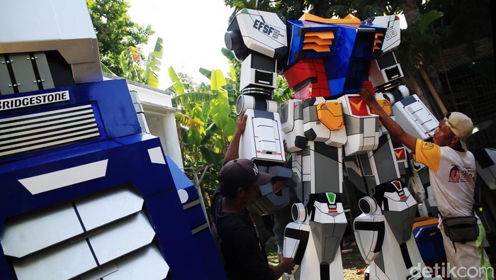 Aksi Kreatif Bikin Robot Gundam Raksasa Terkenal