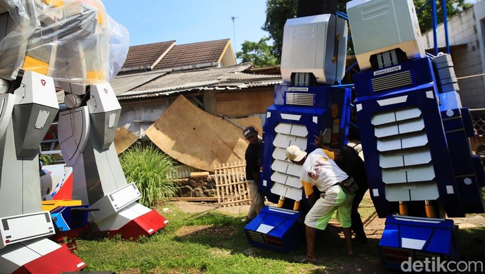 Aksi Kreatif Bikin Robot Gundam Raksasa Terkenal