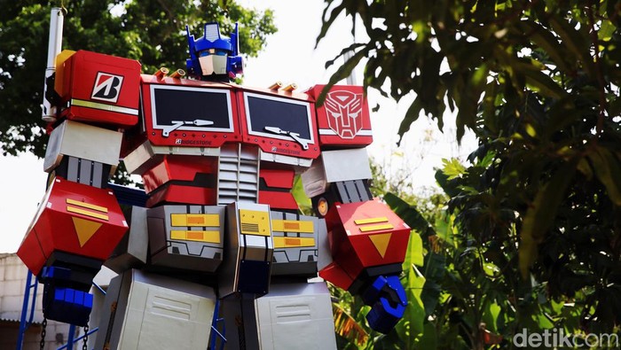Aksi Kreatif Bikin Robot Gundam Raksasa Terkenal