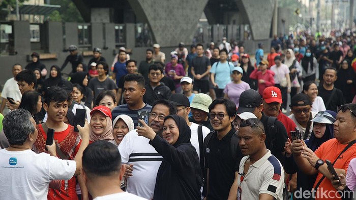 Hadiri CFD, Rano Karno Diserbu Emak-emak