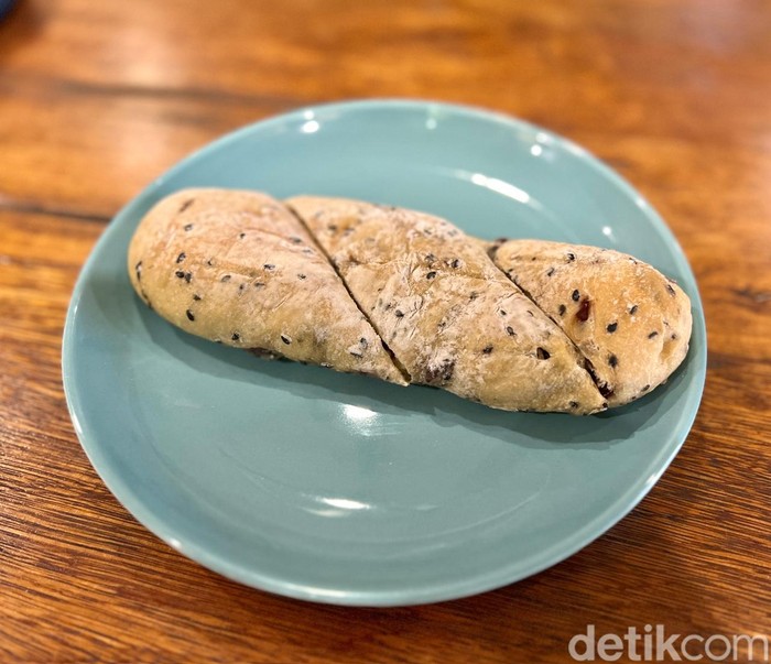 Roti Sourdough yang Lembut Chewy Ada di Artisan Bakery Tebet