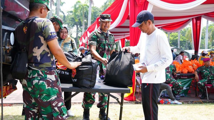 HUT Ke-79, TNI Bagikan Ribuan Paket Sembako
