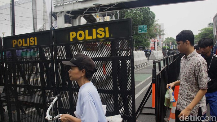 Jelang Undian Nomor Urut Pilkada DKI, Trotoar Diserobot-Lalu Lintas Macet Jelang Undian Nomor Urut Pilkada DKI, Trotoar Diserobot-Lalu Lintas Macet