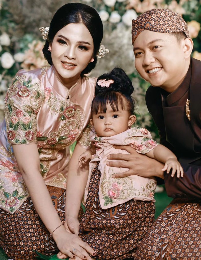 7 Foto Tedak Siten Baby Cunda Anak Denny Caknan-Bella Bonita, Imut Berkebaya