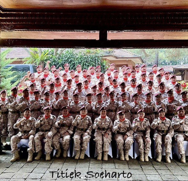 Foto: Bersiap Jadi Anggota DPR, Titiek Soeharto Bergaya Bak Militer Foto: Bersiap Jadi Anggota DPR, Titiek Soeharto Bergaya Bak Militer