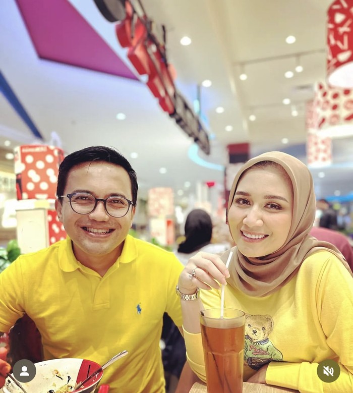 Potret Mesra Sahrul Gunawan Saat Kulineran Bareng Istri