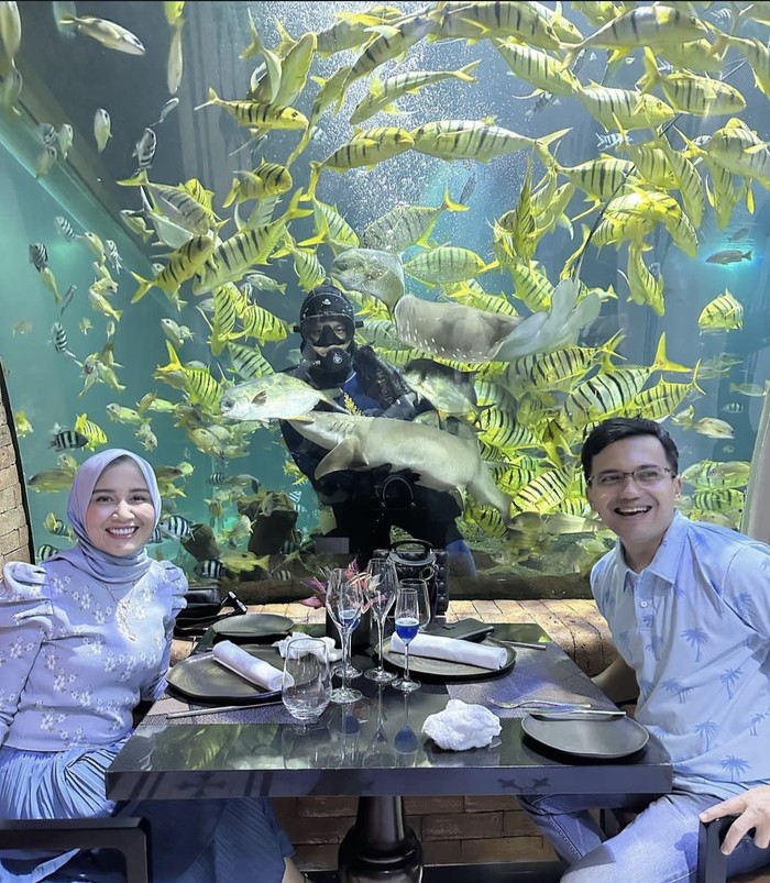 Potret Mesra Sahrul Gunawan Saat Kulineran Bareng Istri