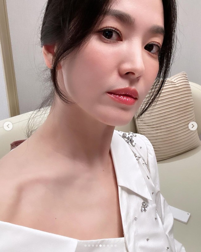 7 Gaya Song Hye Kyo Pamer Pundak Saat Jadi Brand Ambassador Skincare Taiwan