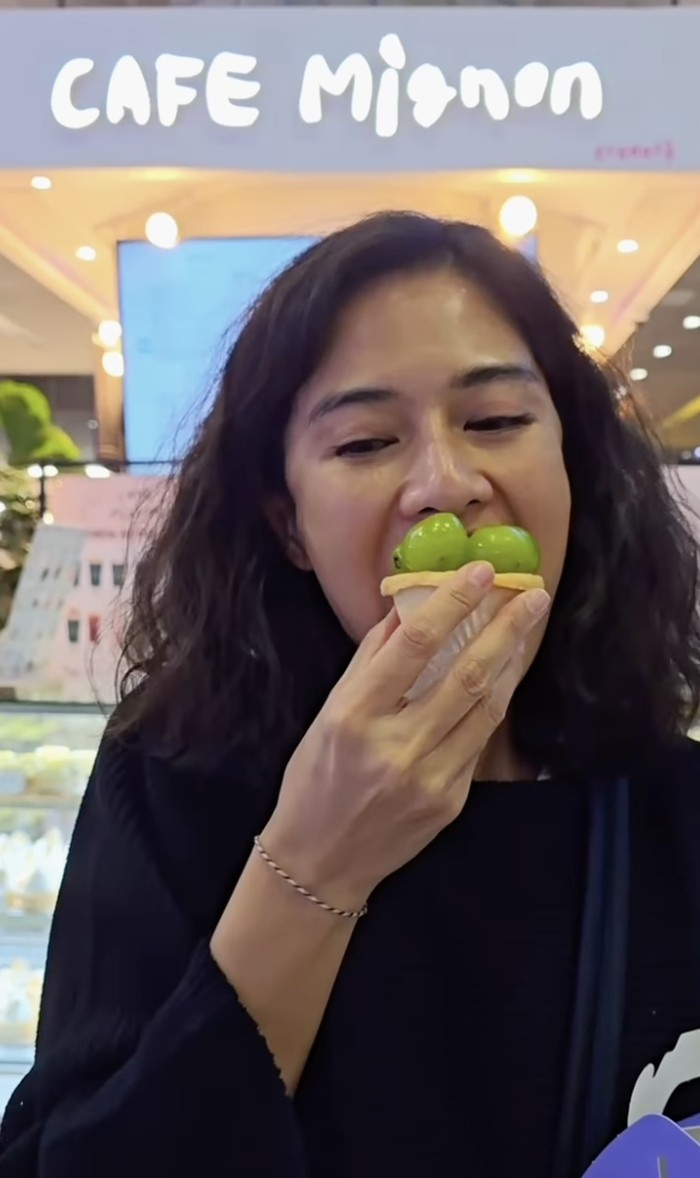Dian Sastro Kulineran Di Seoul Sebelum Terima Penghargaan Gadis Kretek