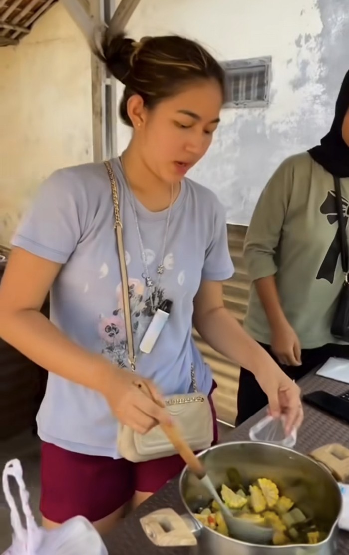 Erika Nakesya Buka Warung Sunda yang Diantre Pembeli
